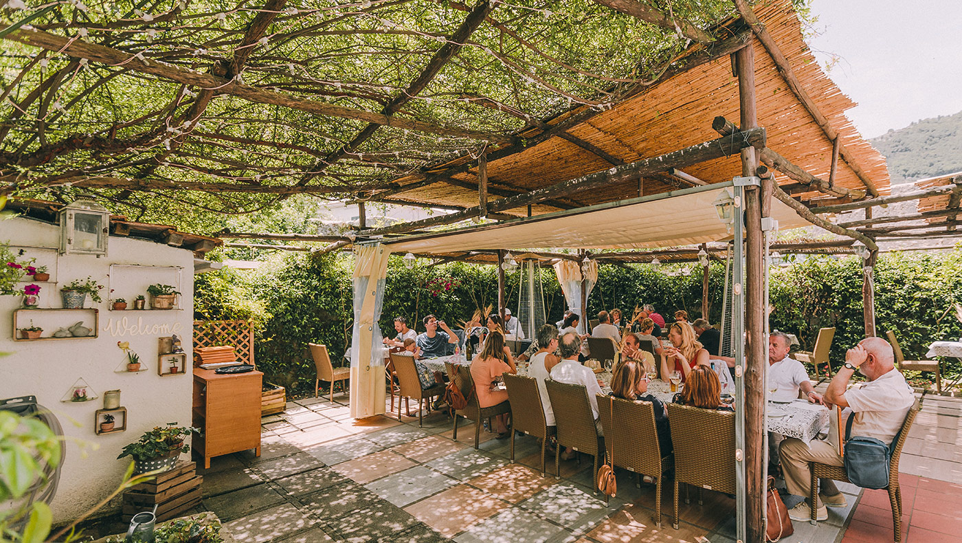 Restaurant Ristorante Da Mimì in Ravello: Under the shade of a pergola ...