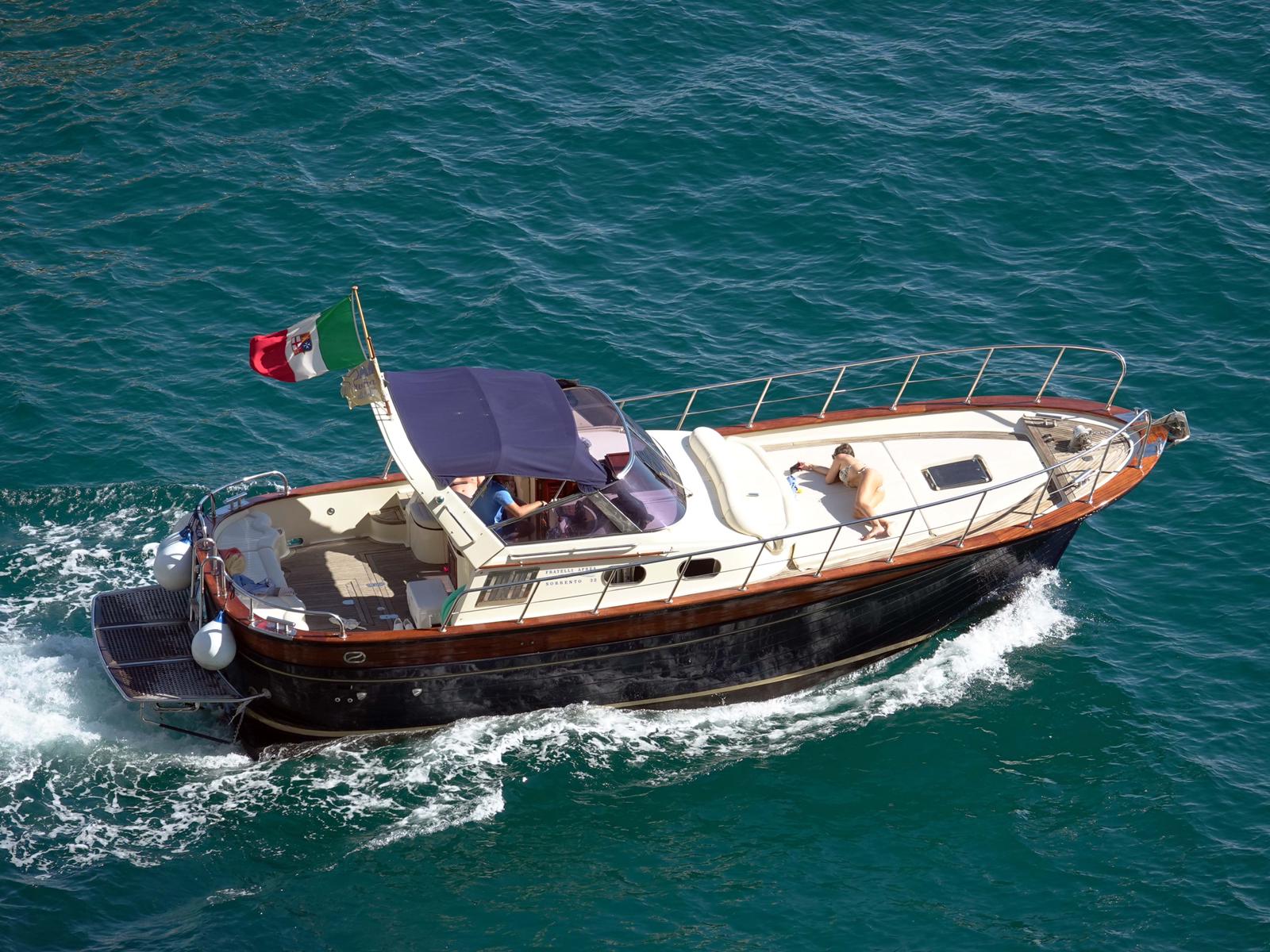 Capri Boat Tour Via a Gozzo Aprea Mare 32. By Capri Whales