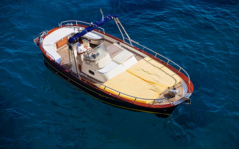 Classic Capri Boat Tour via F.lli Aprea Gozzo. By Blue Sea Capri
