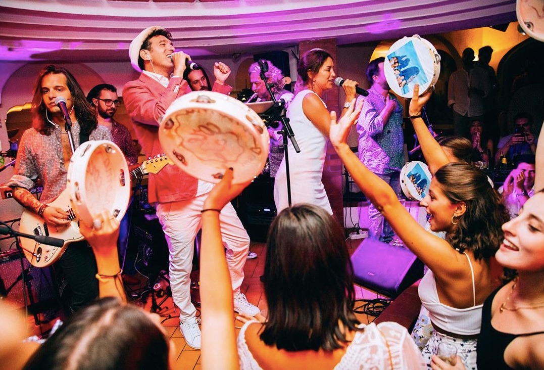 Capri Nightlife Guide: Top Bars, Live Music Venues, and Dress Code Tips